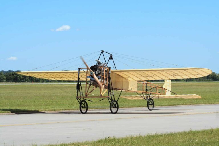 9 Historic Airplanes From Aviation’s Early Days That Are Still Flying ...
